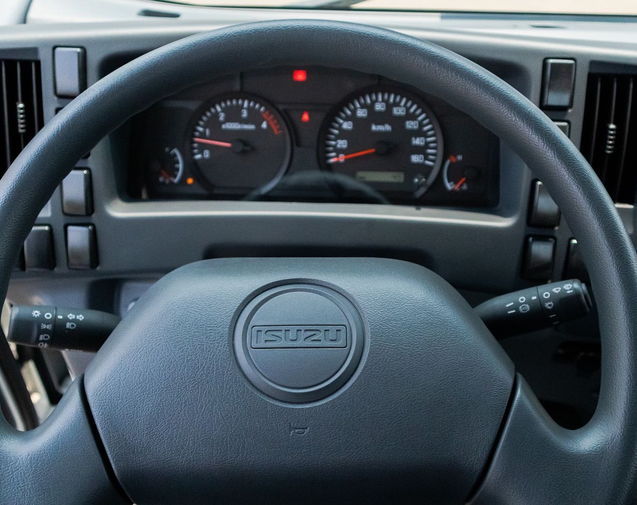 Isuzu NPR 71H 4.5L Cargo Truck MT Gasoleo | Compre seu carro novo👍️.