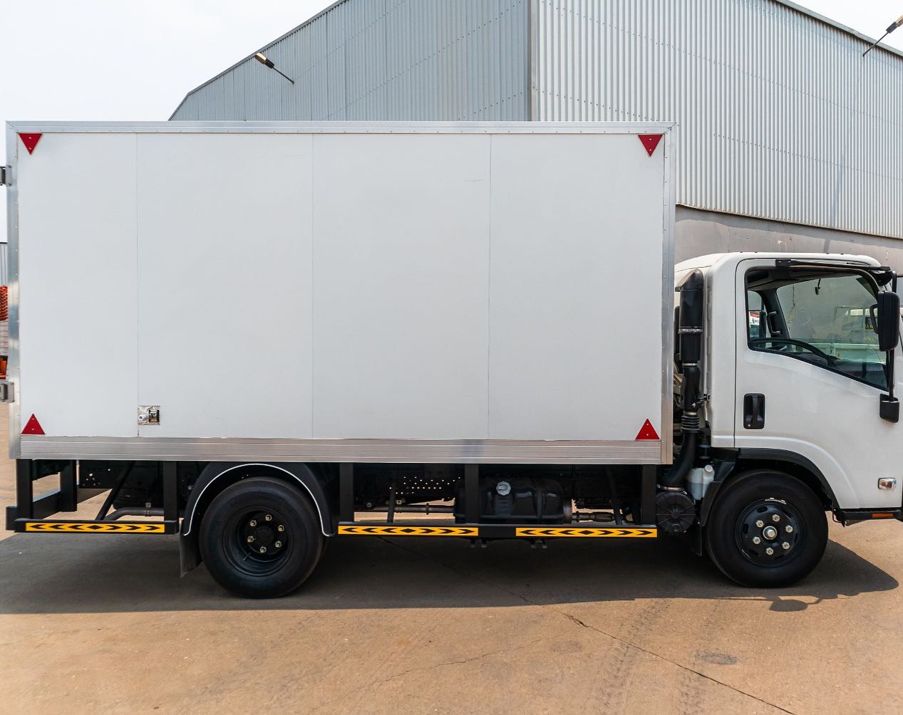 Isuzu NPR 71H 4.5L Cargo Truck MT Gasoleo | Compre seu carro novo👍️.